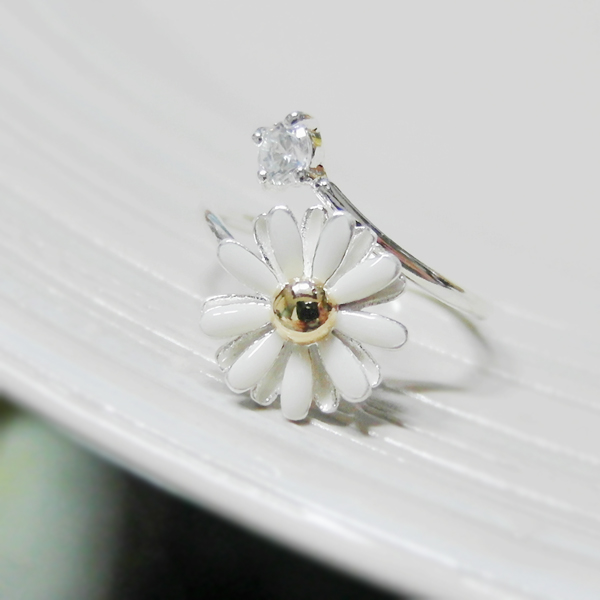 Adjustable White Daisy Flower Ring on Luulla