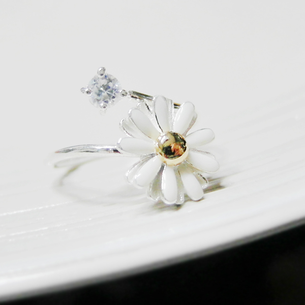 Adjustable White Daisy Flower Ring on Luulla